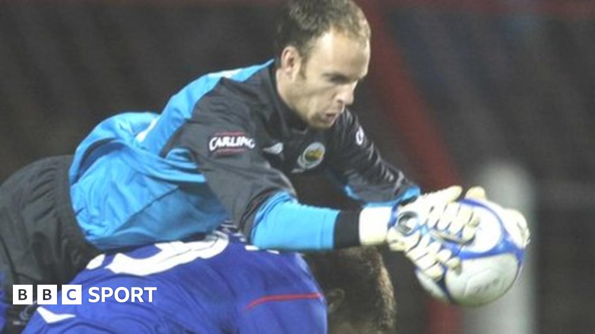 Goalkeeper Stuart Addis makes return to Ballymena United - BBC Sport
