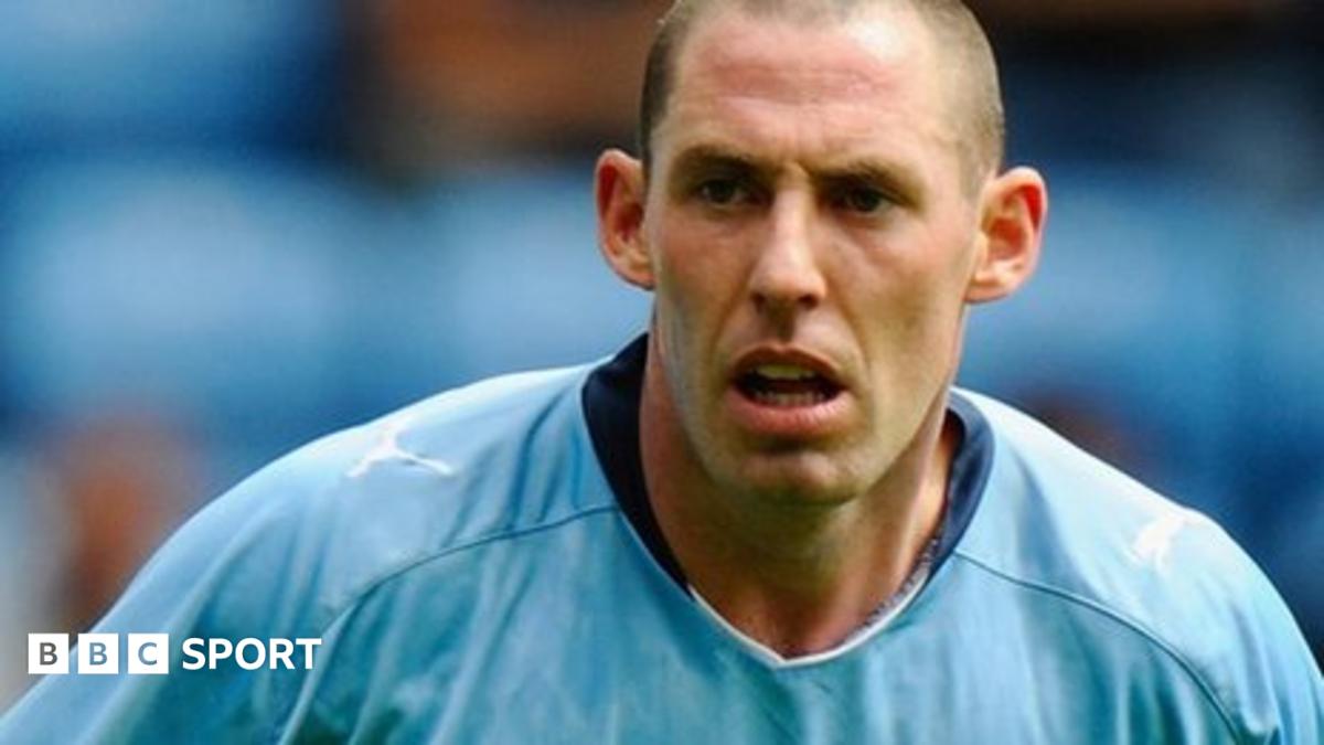 Wrexham defender Stephen Wright signs new contract - BBC Sport