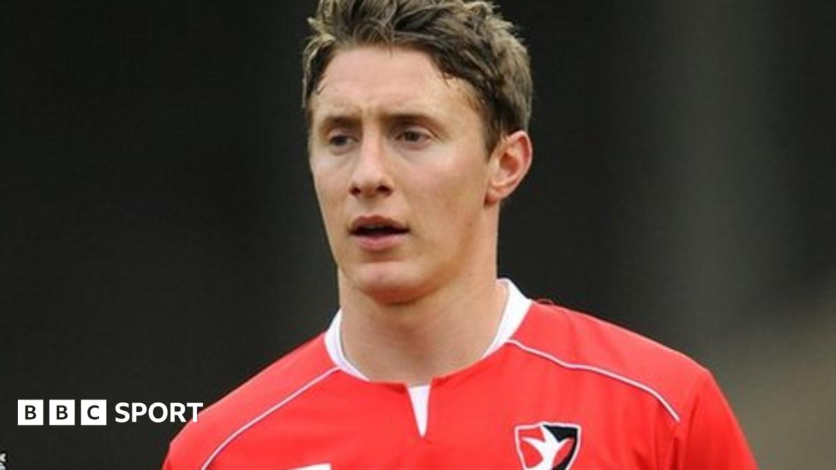 Defender Martin Riley joins Wrexham from Mansfield - BBC Sport