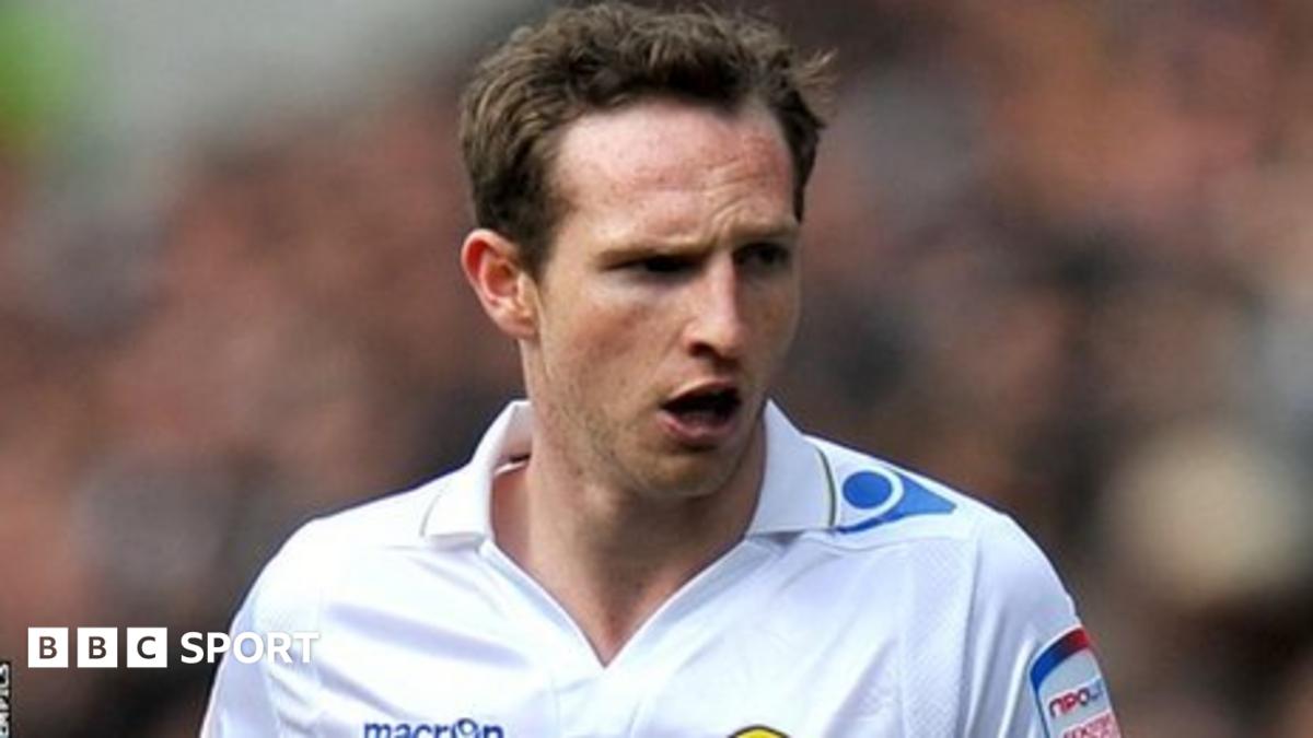 Leeds United defender Aidan White signs new contract - BBC Sport