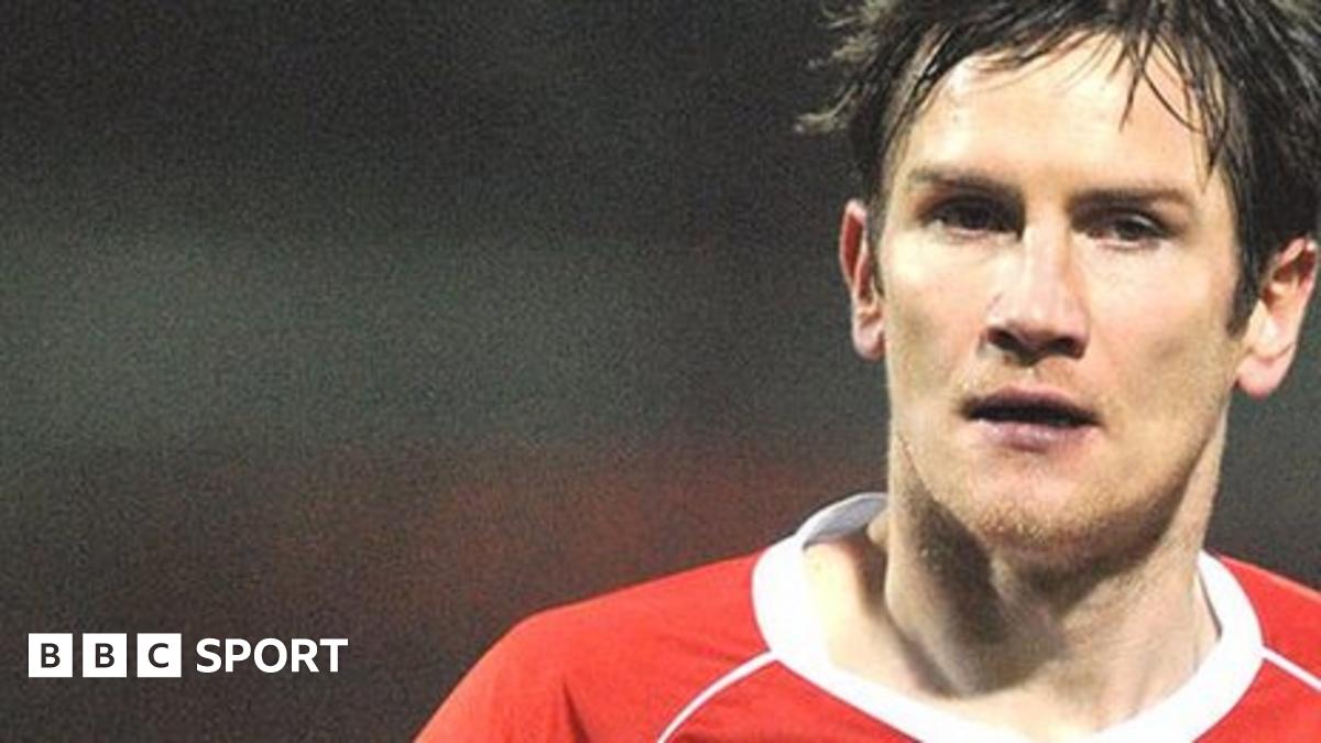 Burton Albion sign Lee Bell after Crewe Alexandra exit - BBC Sport