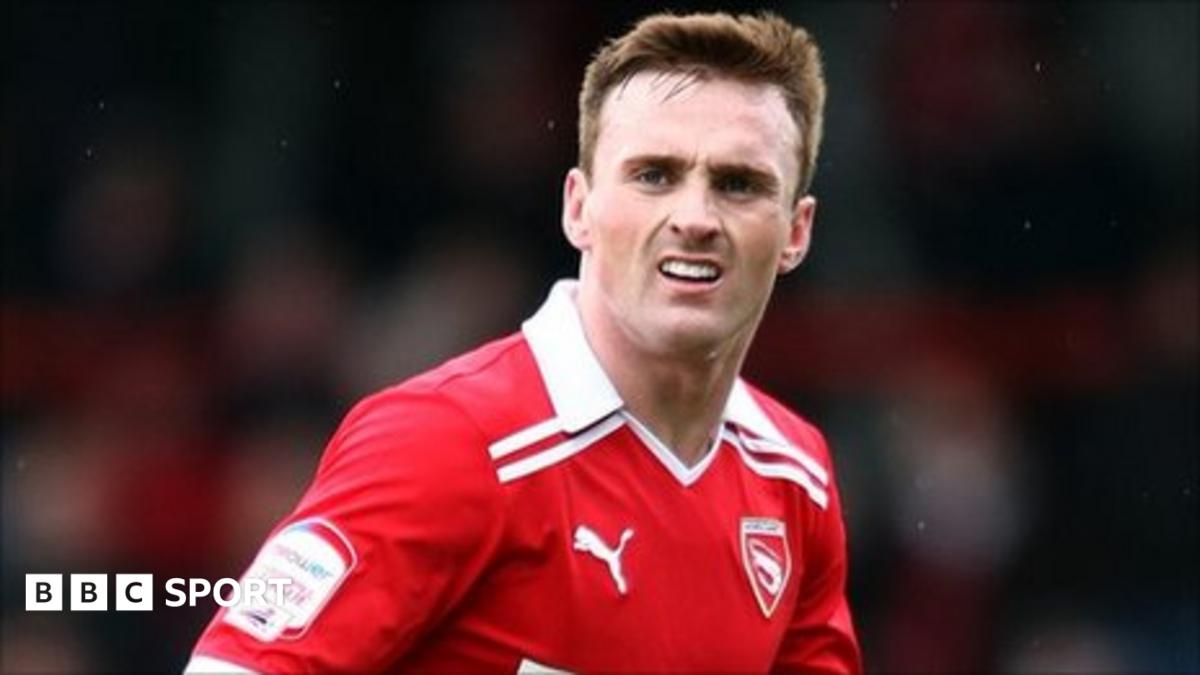 Rochdale sign striker Craig Curran and keeper Ben Smith - BBC Sport