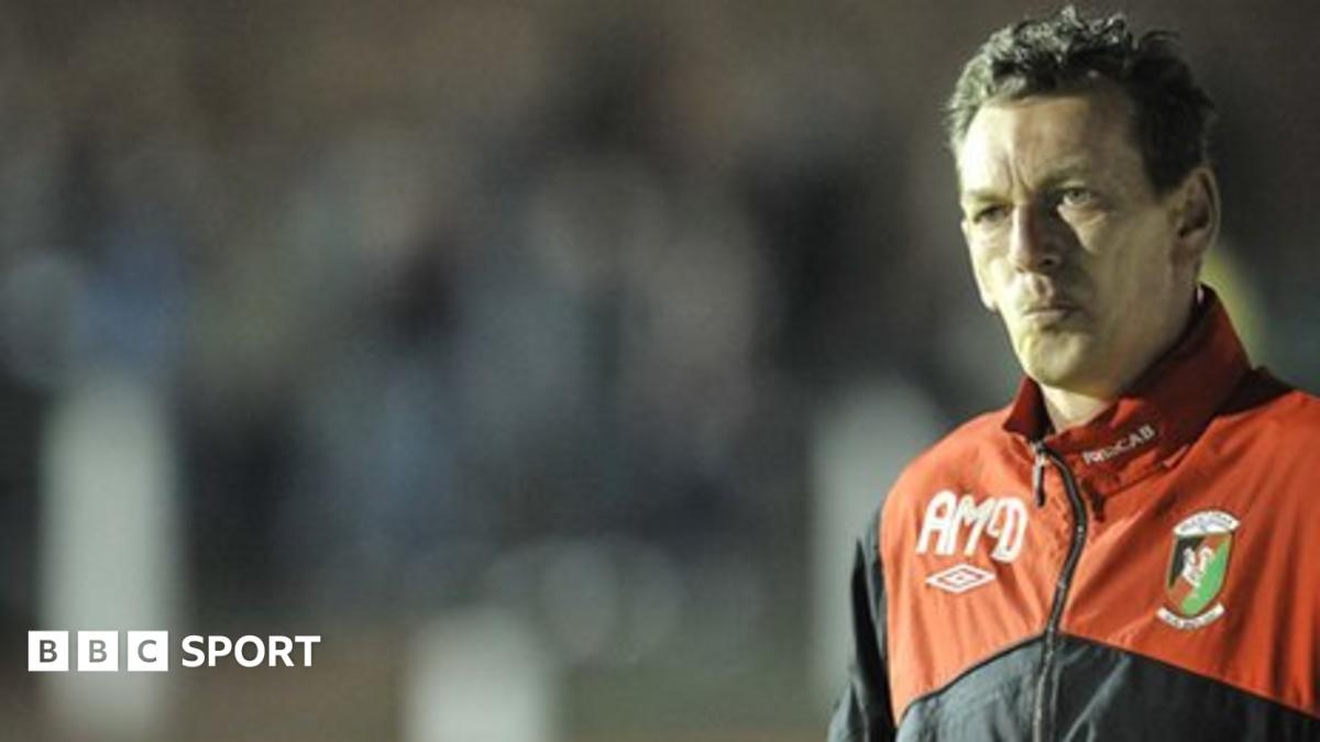Tributes to Alan McDonald at Northern Ireland match - BBC Sport