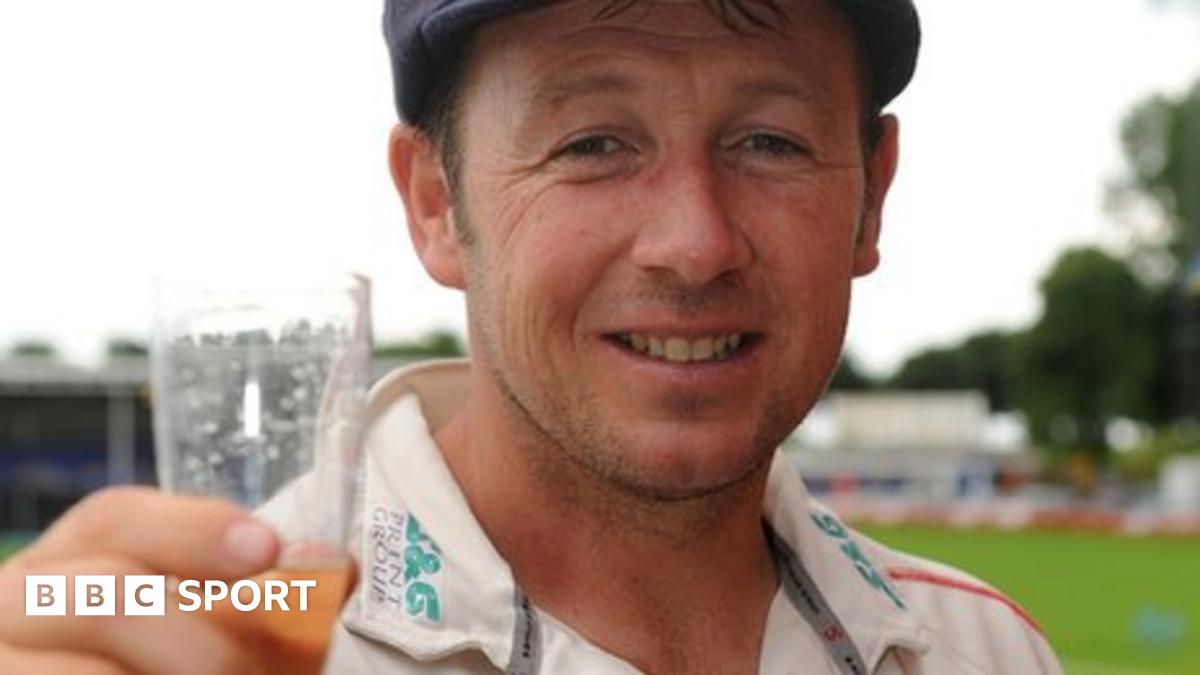 Robert Croft to end record-breaking Glamorgan career - BBC Sport