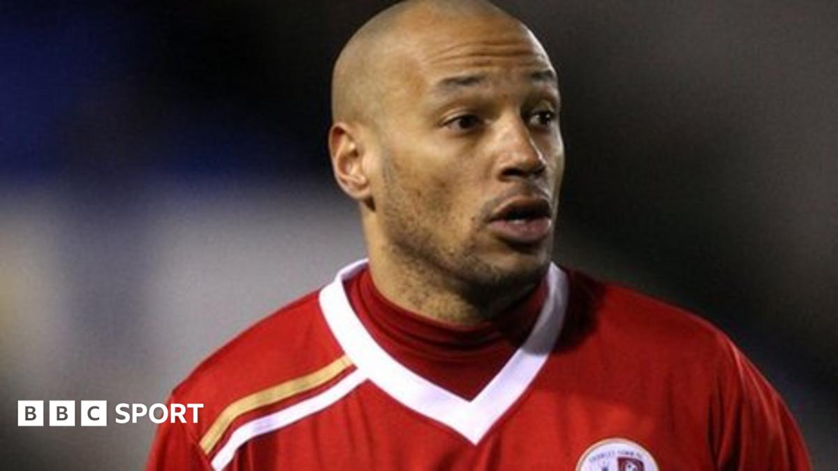 Scunthorpe United sign Karl Hawley and Leon Clarke - BBC Sport