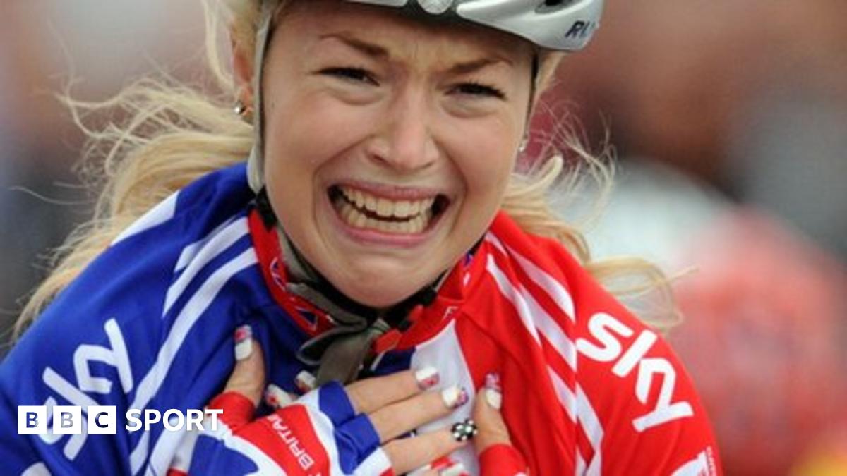 Britain's Lucy Garner retains junior world road race title - BBC Sport