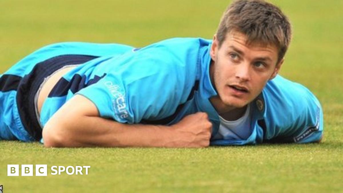 Jonathan Clare: Derbyshire all-rounder signs new deal - BBC Sport