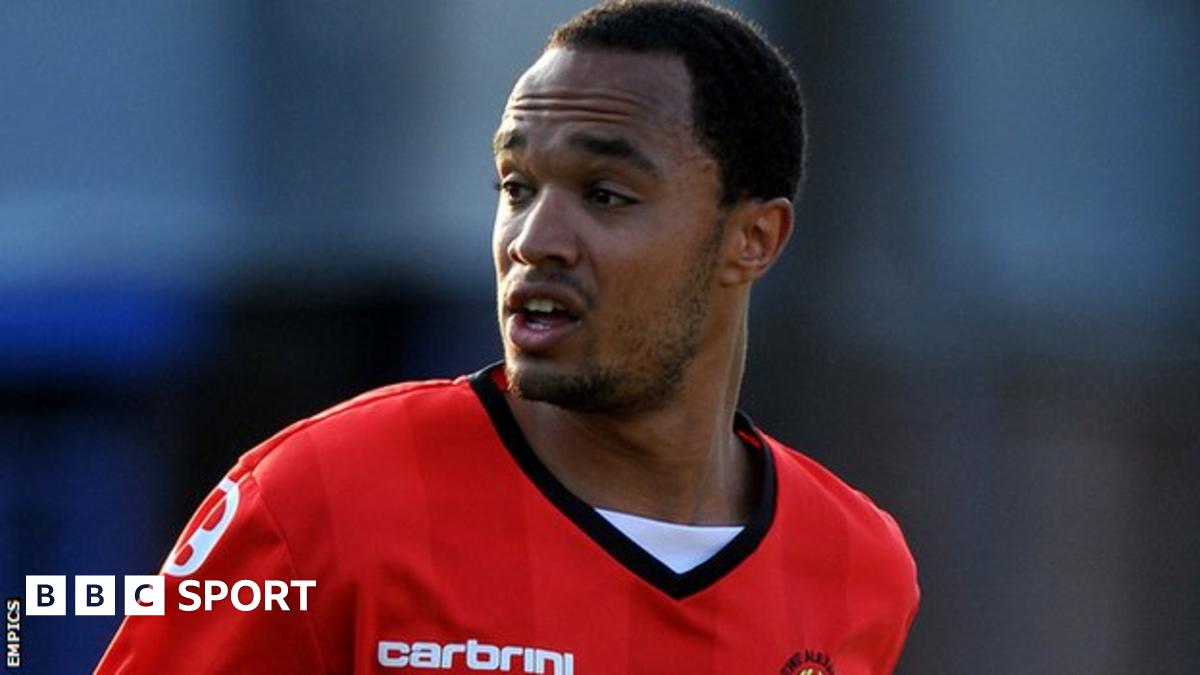 Byron Moore: Port Vale bring in winger from rivals Crewe - BBC Sport