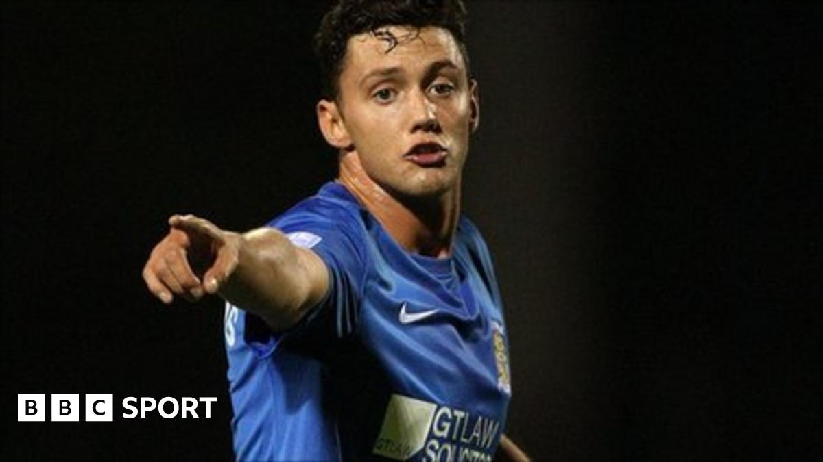 Matty Mainwaring extends Stockport County stay - BBC Sport