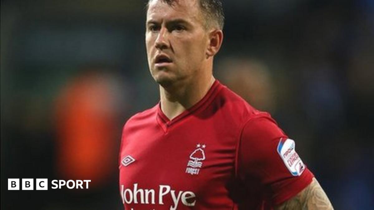 Simon Cox: Nottingham Forest striker set for two months out - BBC Sport