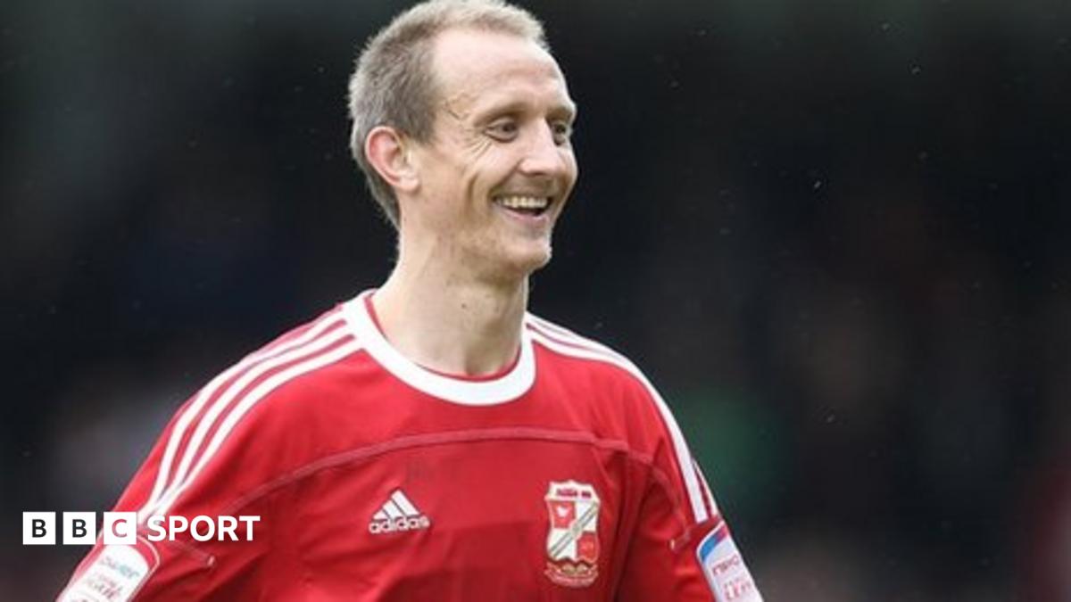 Paul Benson: Swindon striker makes Cheltenham switch - BBC Sport