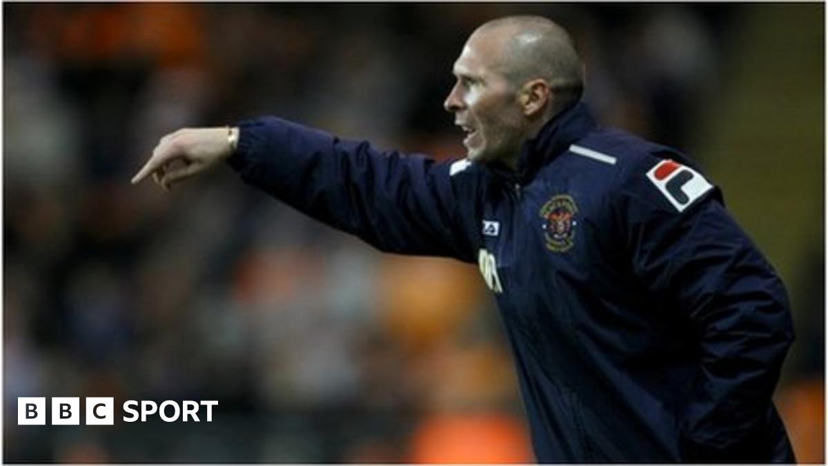 Michael Appleton: Karl Oyston denies dispute with ex-boss - BBC Sport
