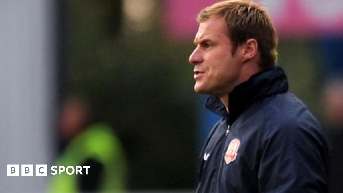 Barnsley: David Flitcroft targets 'renowned' striker - BBC Sport
