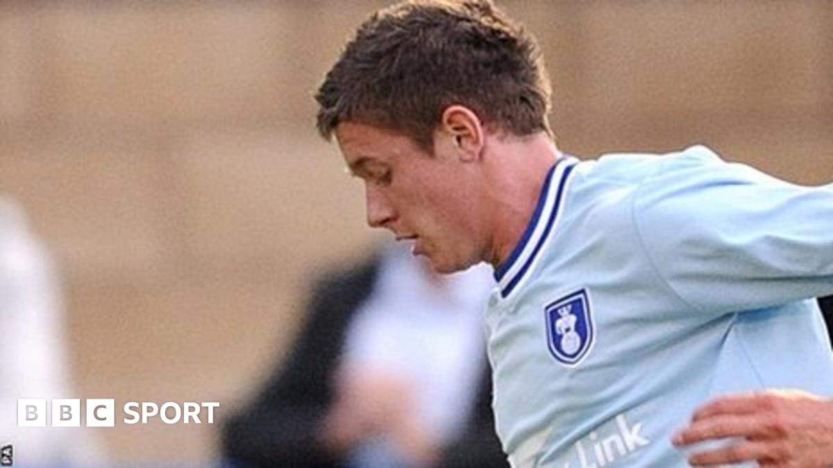 Coventry City defender Aaron Phillips joins Nuneaton Town - BBC Sport