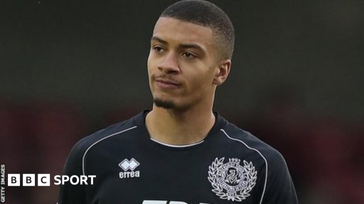 Michael Hector: Reading defender to stay at Cheltenham - BBC Sport