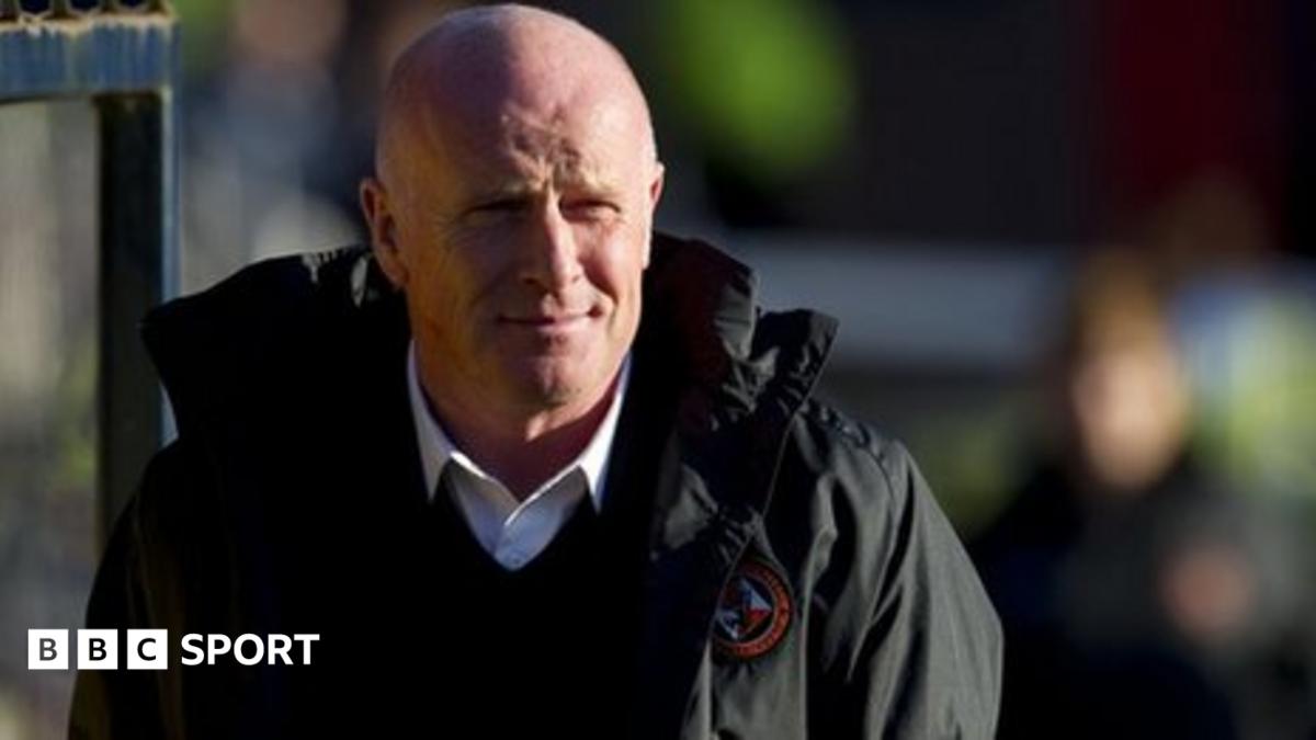 Free agent Peter Houston keen on return to management - BBC Sport