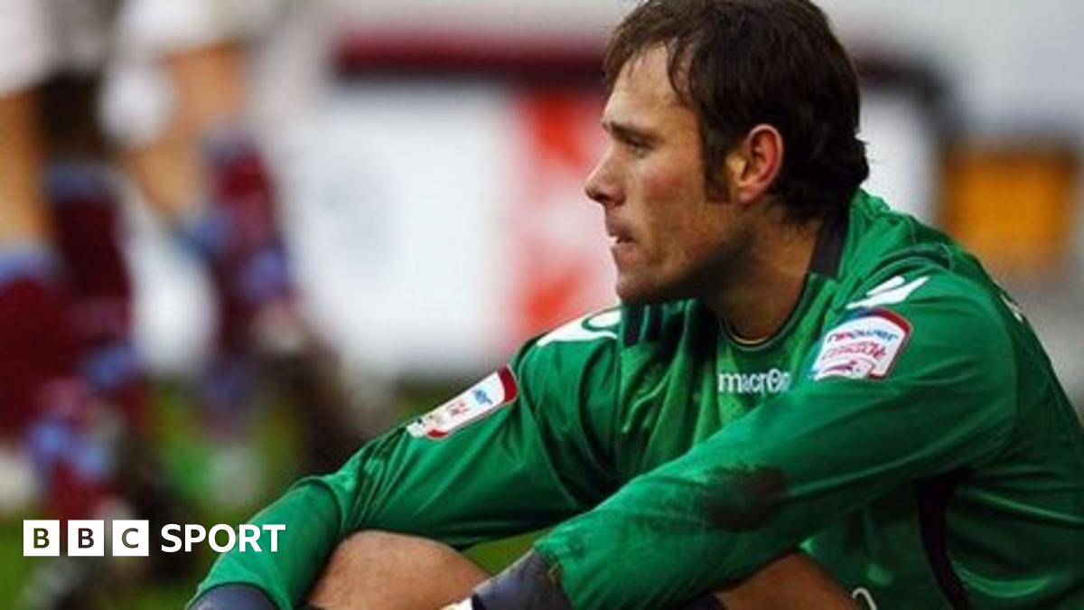 Dundee sign goalkeeper Steve Simonsen - BBC Sport