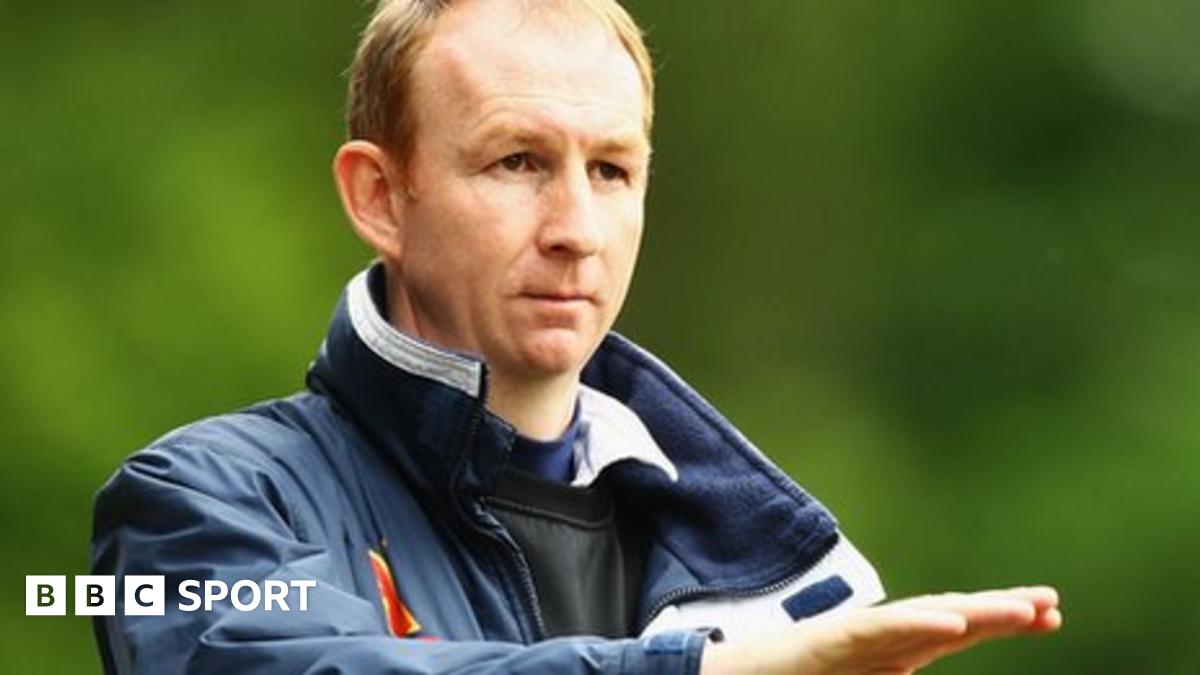 Torquay United manager Alan Knill wants constant commitment - BBC Sport