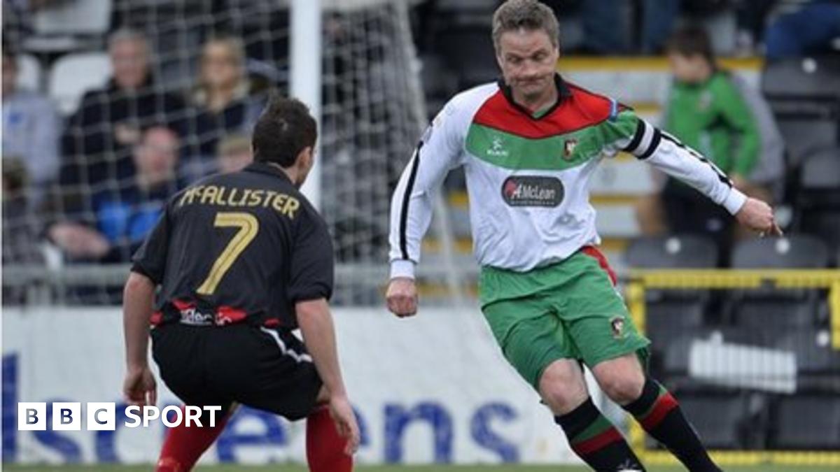 Long-serving defender Colin Nixon released by Glentoran - BBC Sport