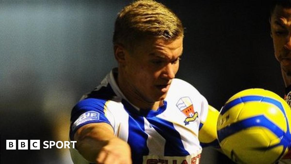 Nuneaton Town: Gareth Dean and Adam Walker extend deals - BBC Sport