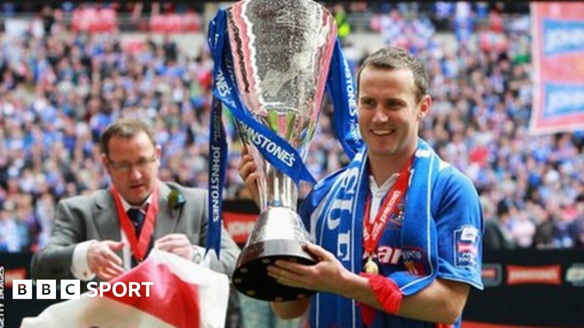 Kilmarnock: Kenny Shiels looks to recruit defender Peter Murphy - BBC Sport