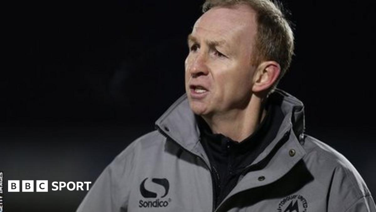 Torquay United boss Alan Knill to hold talks with forward - BBC Sport