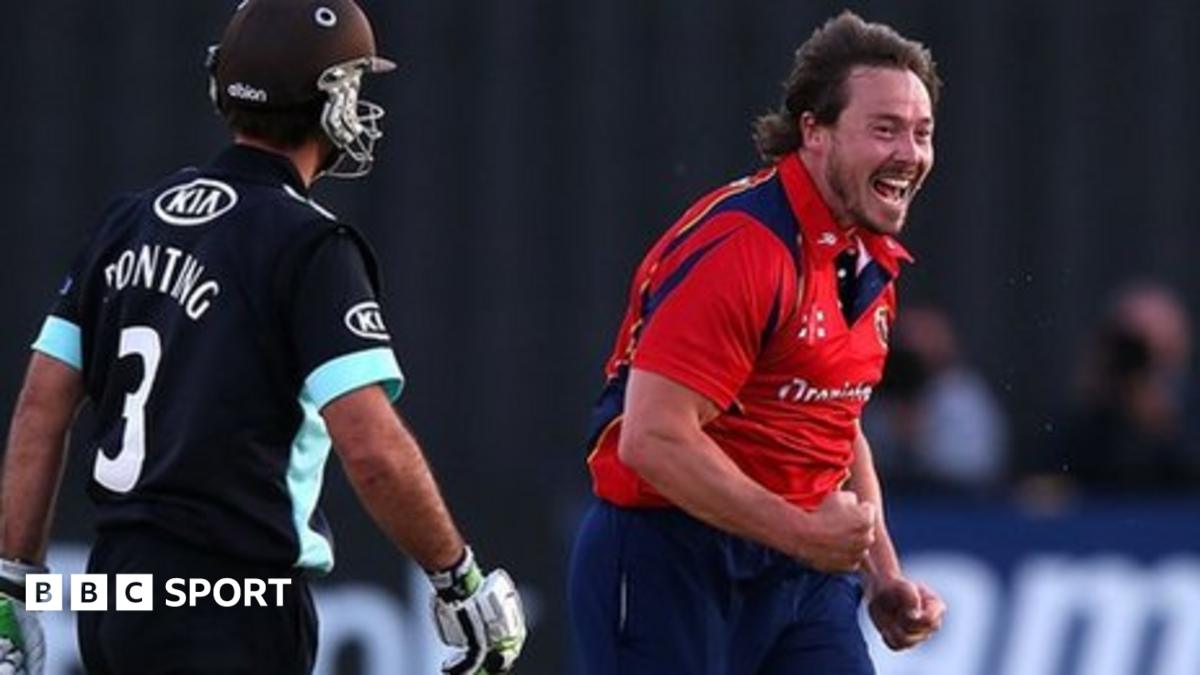 Graham Napier takes four in four for Essex against Surrey - BBC Sport