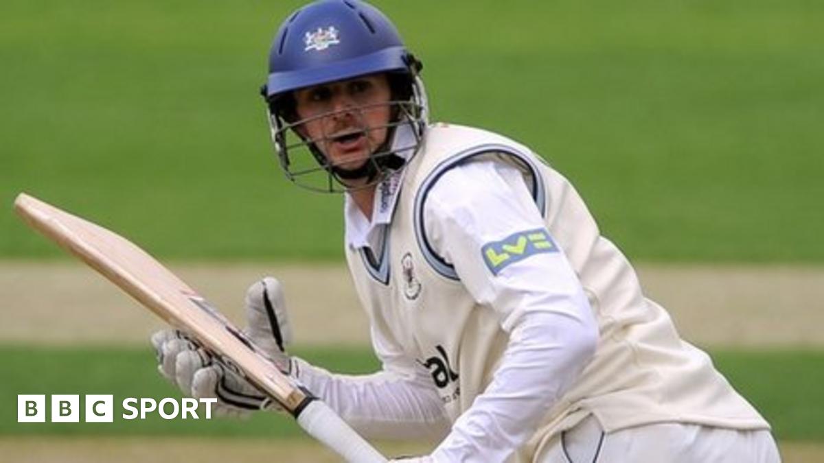 Gloucestershire v Worcestershire: Alex Gidman helps Glos build - BBC Sport