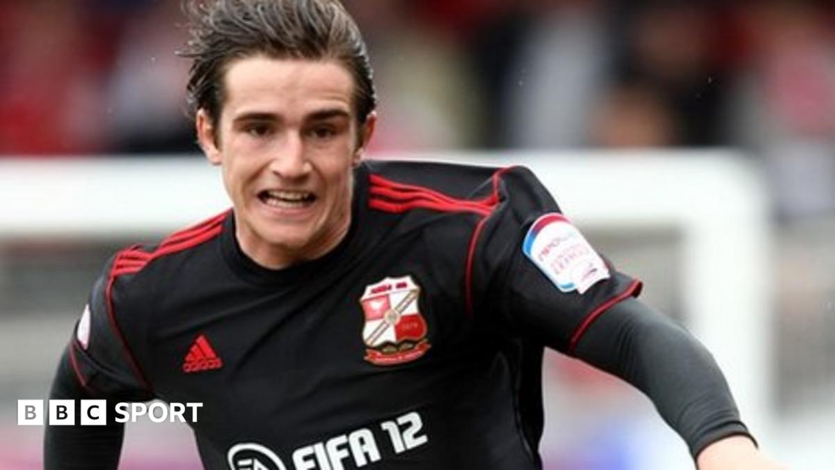 Luke Rooney: Swindon winger signs for Crawley Town on loan - BBC Sport
