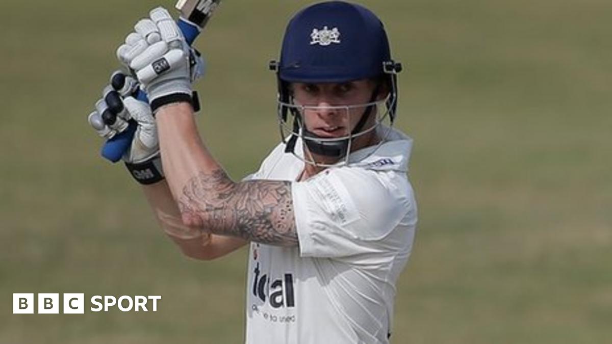 Chris Dent: Gloucestershire batsman signs new contract - BBC Sport