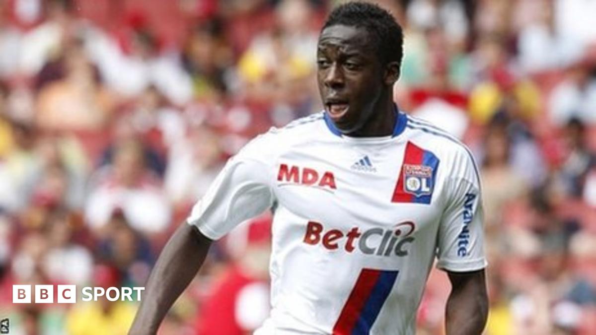 Aly Cissokho: Liverpool sign Valencia left-back on loan - BBC Sport