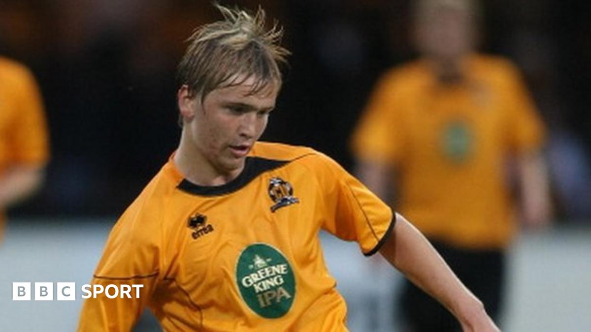 Luke Berry: Barnsley sign Cambridge United midfielder - BBC Sport