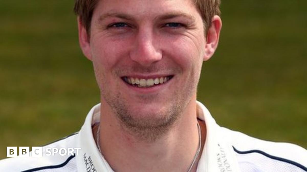 Surrey v Middlesex: Ollie Rayner puts home side in trouble - BBC Sport