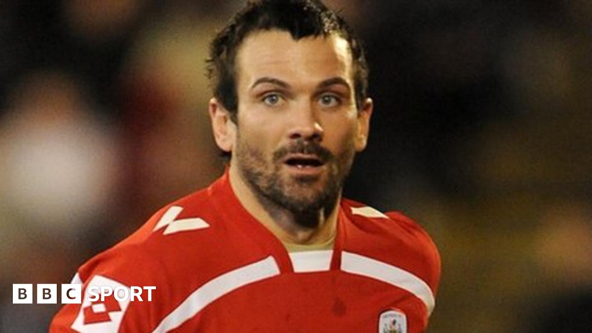 Martin Devaney: Struggling Hyde sign experienced midfielder - BBC Sport