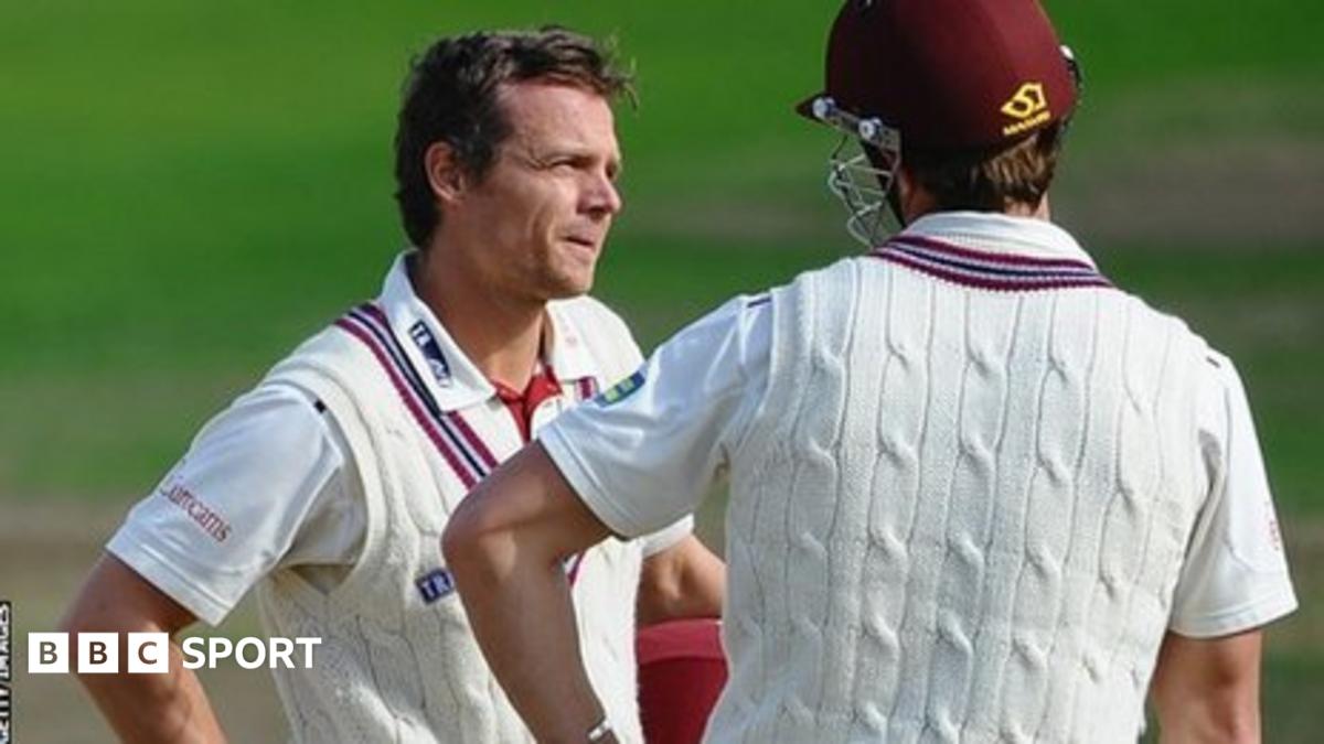 Nottinghamshire v Somerset: James Hildreth makes century - BBC Sport