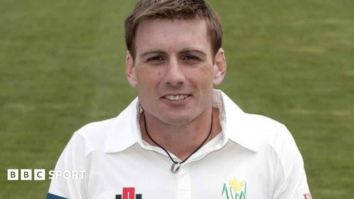 Mark Wallace: Glamorgan captain pens new three-year contract - BBC Sport