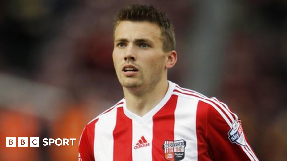 Stuart Dallas: Brentford winger signs new contract - BBC Sport