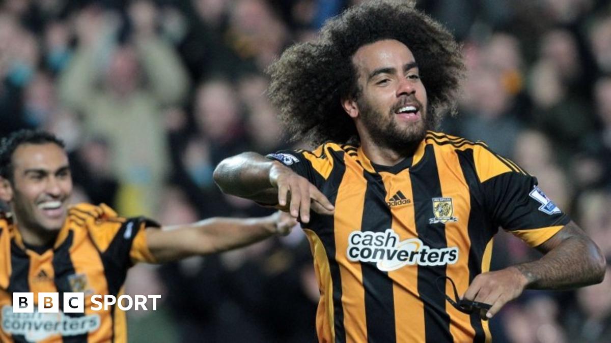 Tom Huddlestone cuts hair during Hull victory over Fulham - BBC Sport