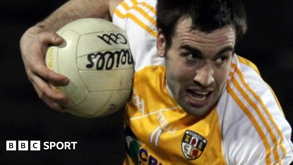 Antrim GAA player Kevin Niblock agrees Cliftonville deal - BBC Sport