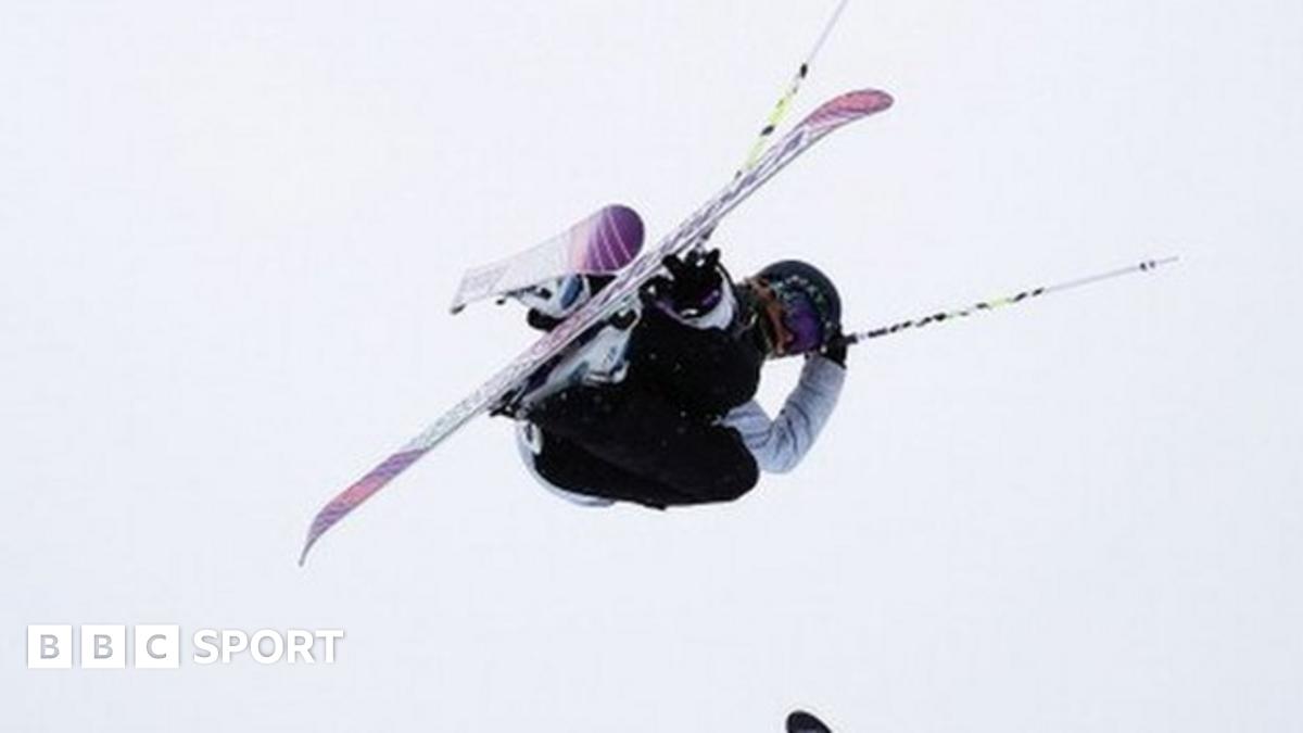 Rowan Cheshire wins halfpipe gold in skiing World Cup - BBC Sport