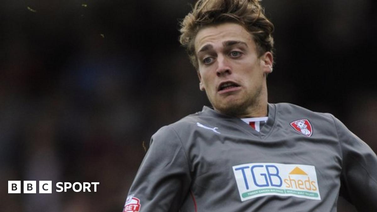 Tom Eaves: Shrewsbury Town extend Bolton striker's loan - BBC Sport