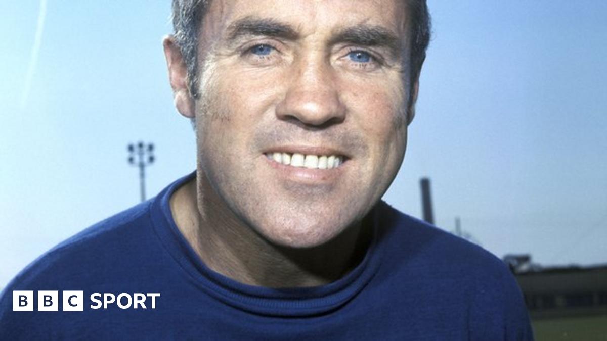 Bobby Collins: former Celtic, Everton and Leeds player dies, aged 82 ...