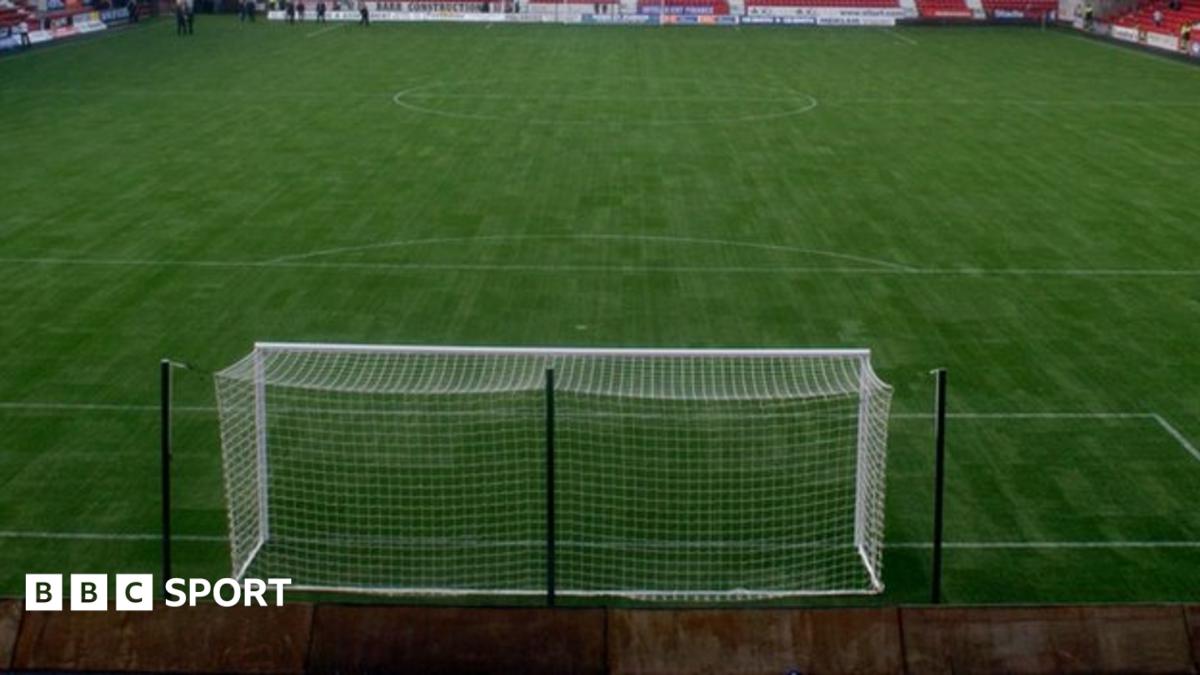Plastic pitches: Conference vote against artificial surfaces - BBC Sport