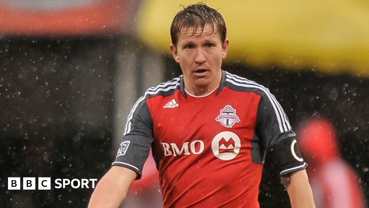 Oldham sign Canada midfielder Terry Dunfield on short-term deal - BBC Sport