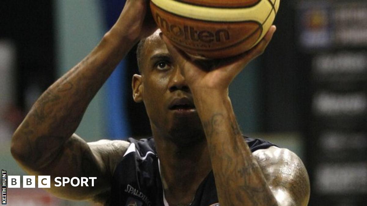Basketball: Alex Owumi commits to a third year at Worcester - BBC Sport