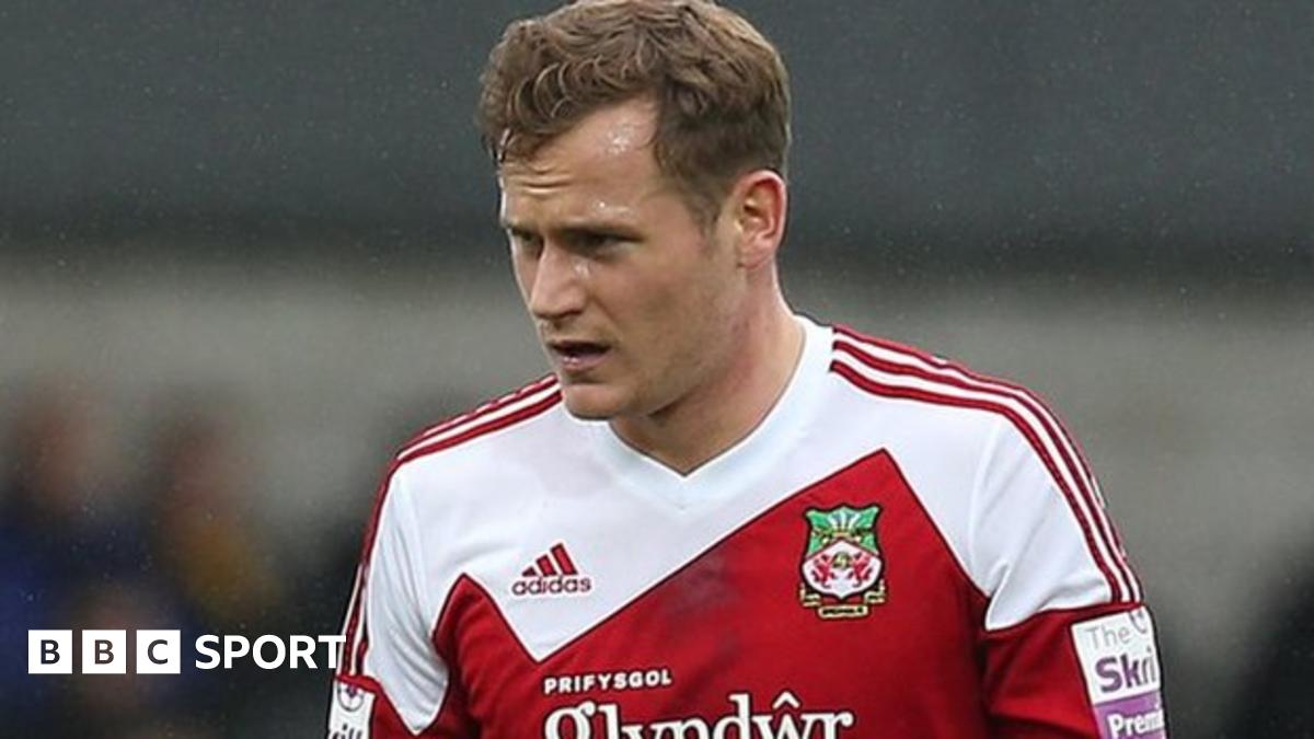 Midfielder Joe Clarke to stay at Wrexham - BBC Sport