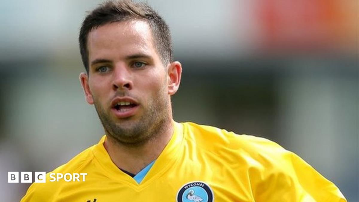 Wycombe Wanderers: Sam Wood signs new contract - BBC Sport