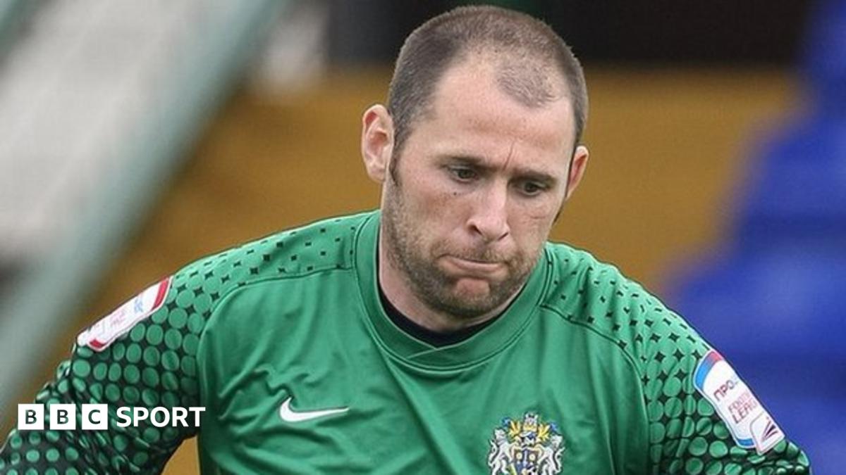FC Halifax Town: Matt Glennon and Adam Smith agree new deals - BBC Sport