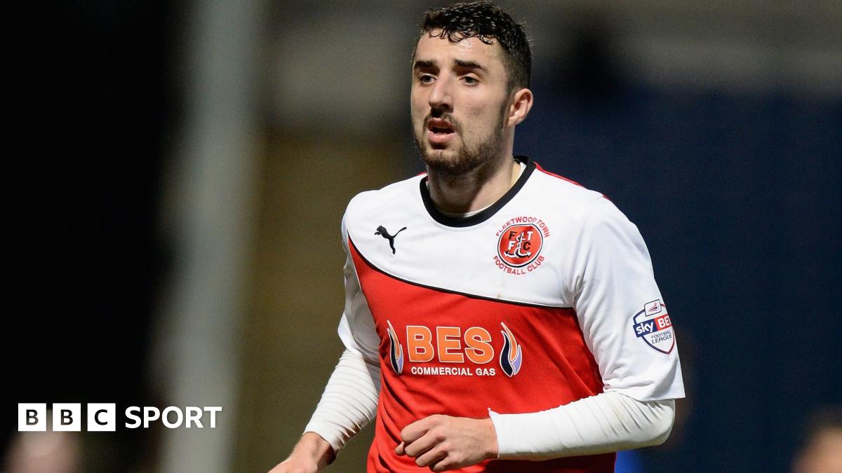 Conor McLaughlin: Fleetwood full-back signs three-year contract - BBC Sport