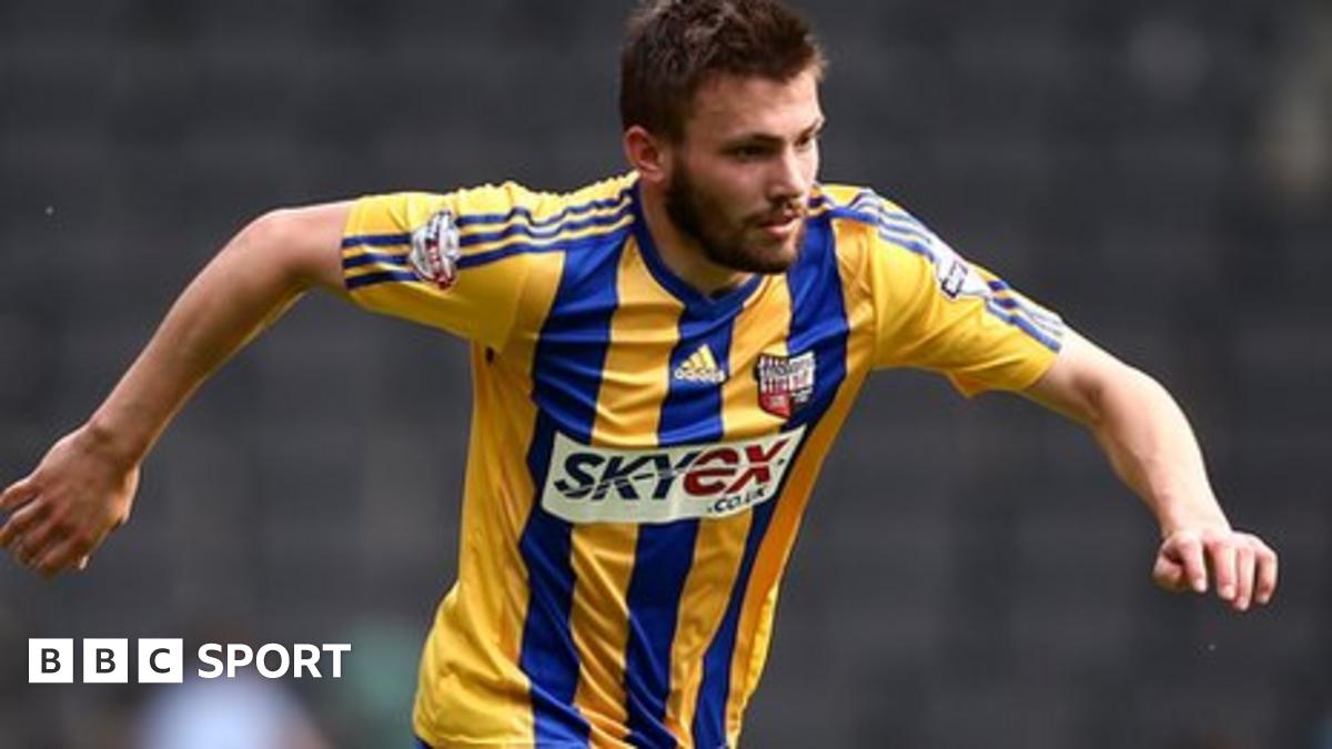 Stuart Dallas: Brentford winger signs new contract - BBC Sport